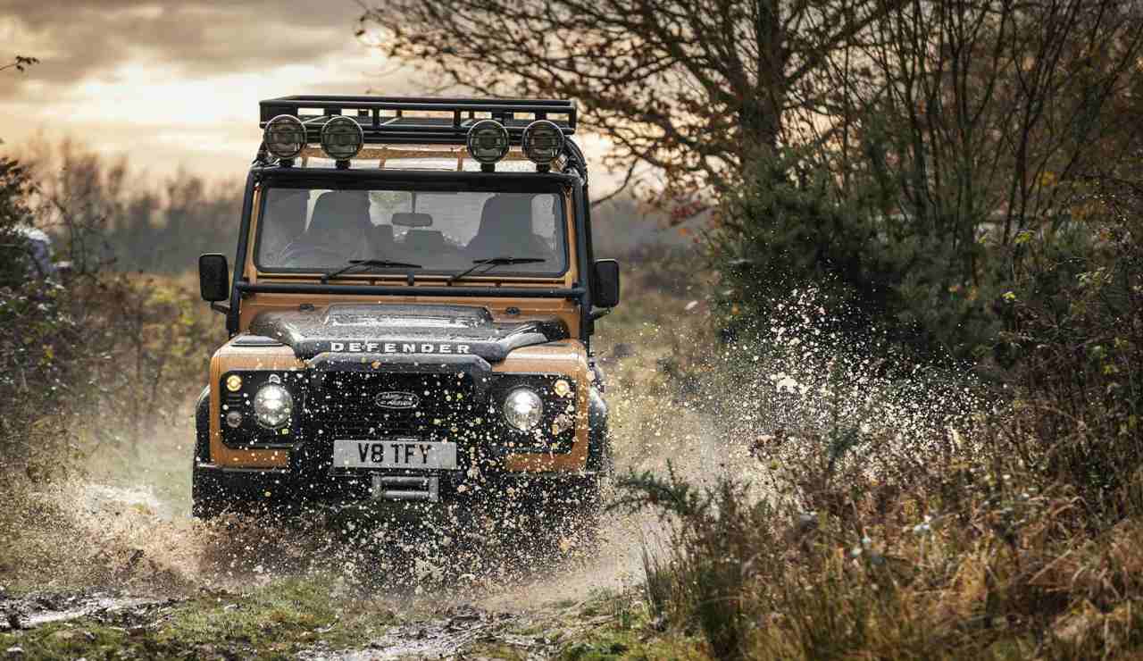 Nuova Land Rover Defender "Camel Trophy" il video virale