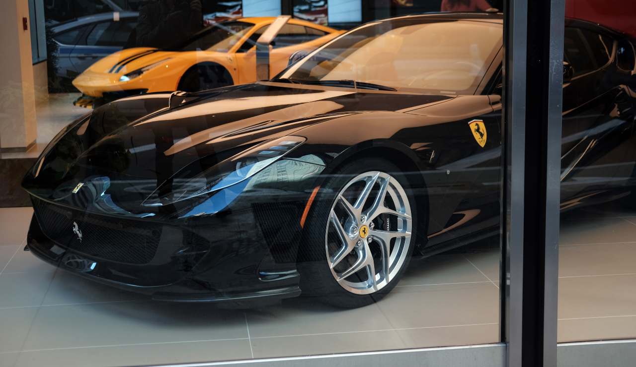 Ferrari, Omologata avvistata a Monaco: bellezza di un capolavoro (video)
