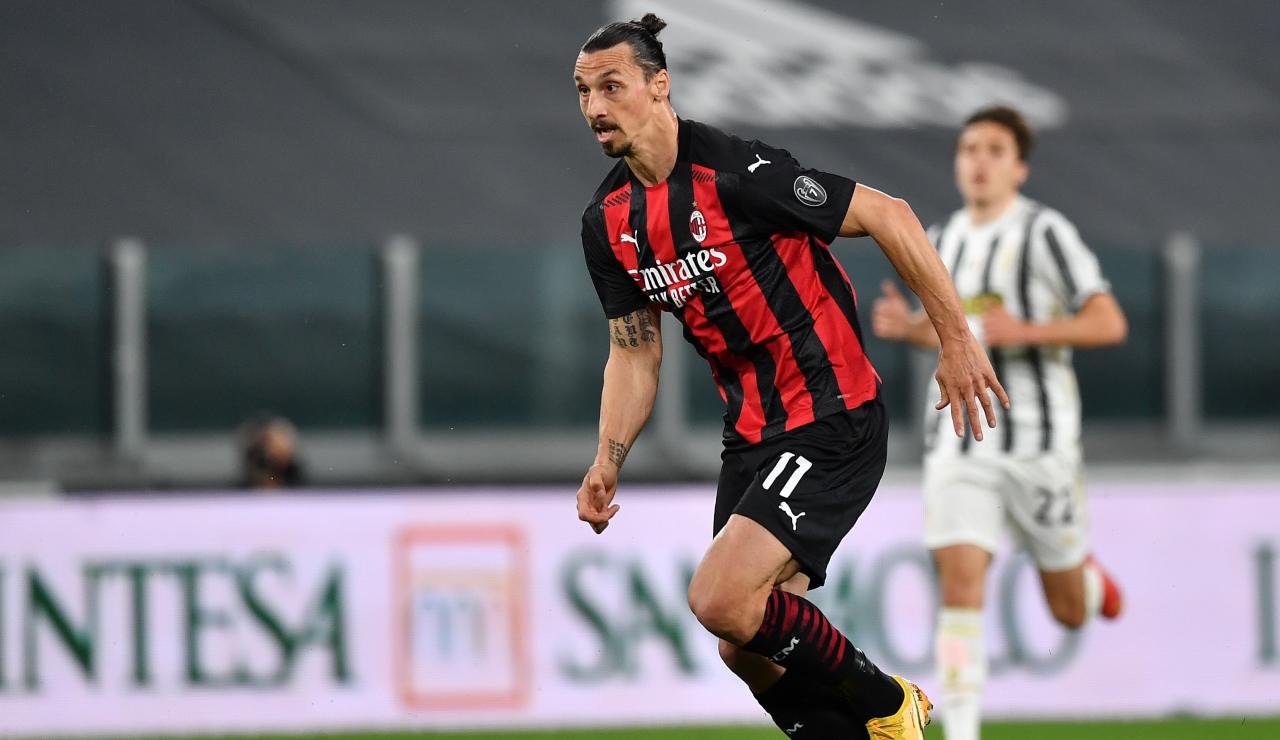 Ibrahimovic in Ferrari, alle prese con un "parcheggio" difficile - VIDEO