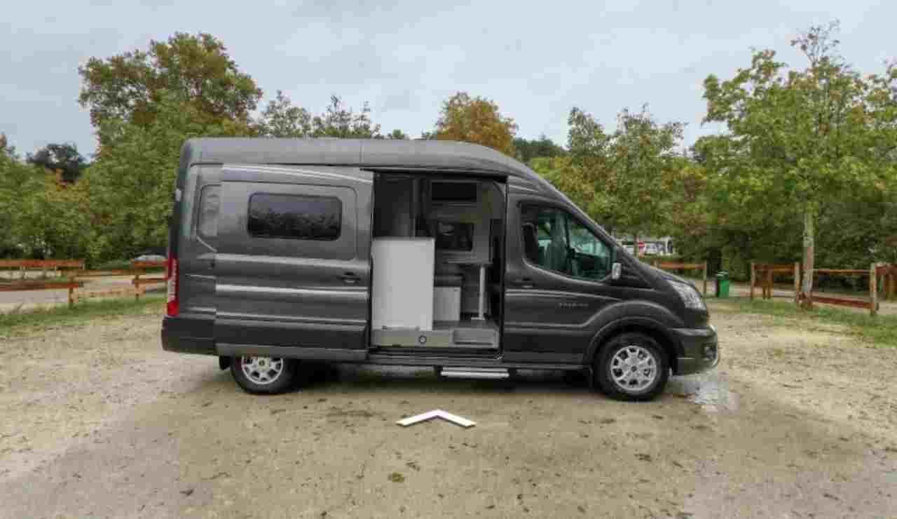 Il Ford Transit 4x4 diventa un camper super lusso con tutto di serie ...