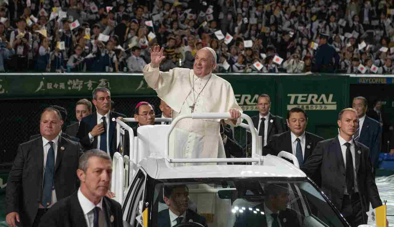 Papamobile: una storia lunga oltre un secolo. Le auto più "sacre" del ...