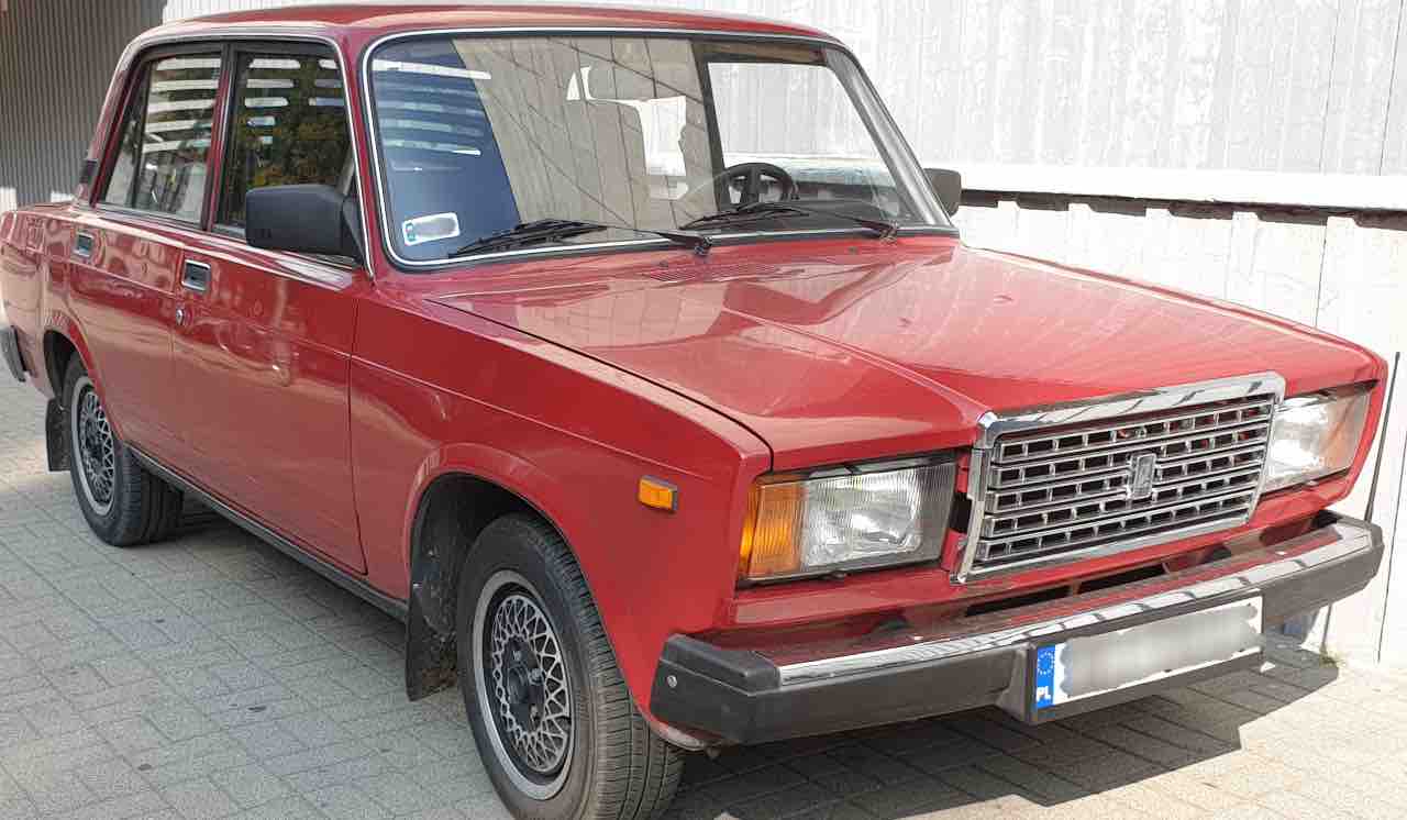 Una vecchia Lada che sembra una Fiat 124 sfida la supercar | Le ...