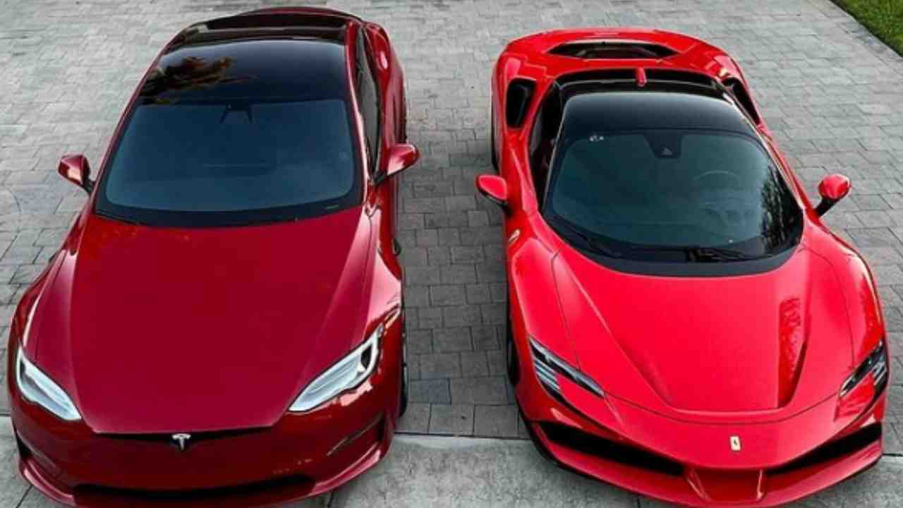 Che succede se una Tesla sfida una Ferrari? Il video da brividi col ...