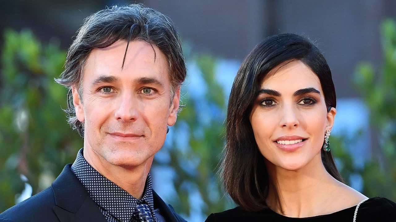 Raoul Bova spavaldo e sorridente insieme a lei: italiana, bella ed ...