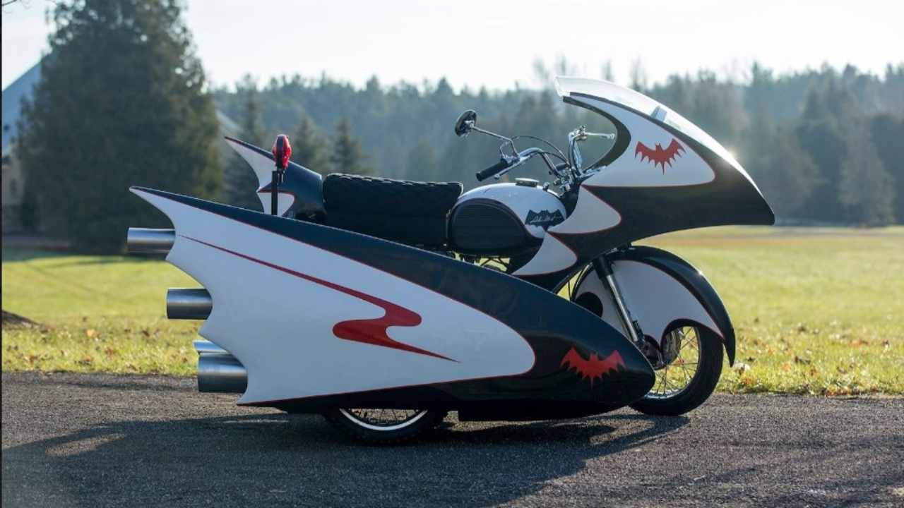 Avete mai visto la moto di Bat-Man? Il pezzo unico è finito all'asta - Foto