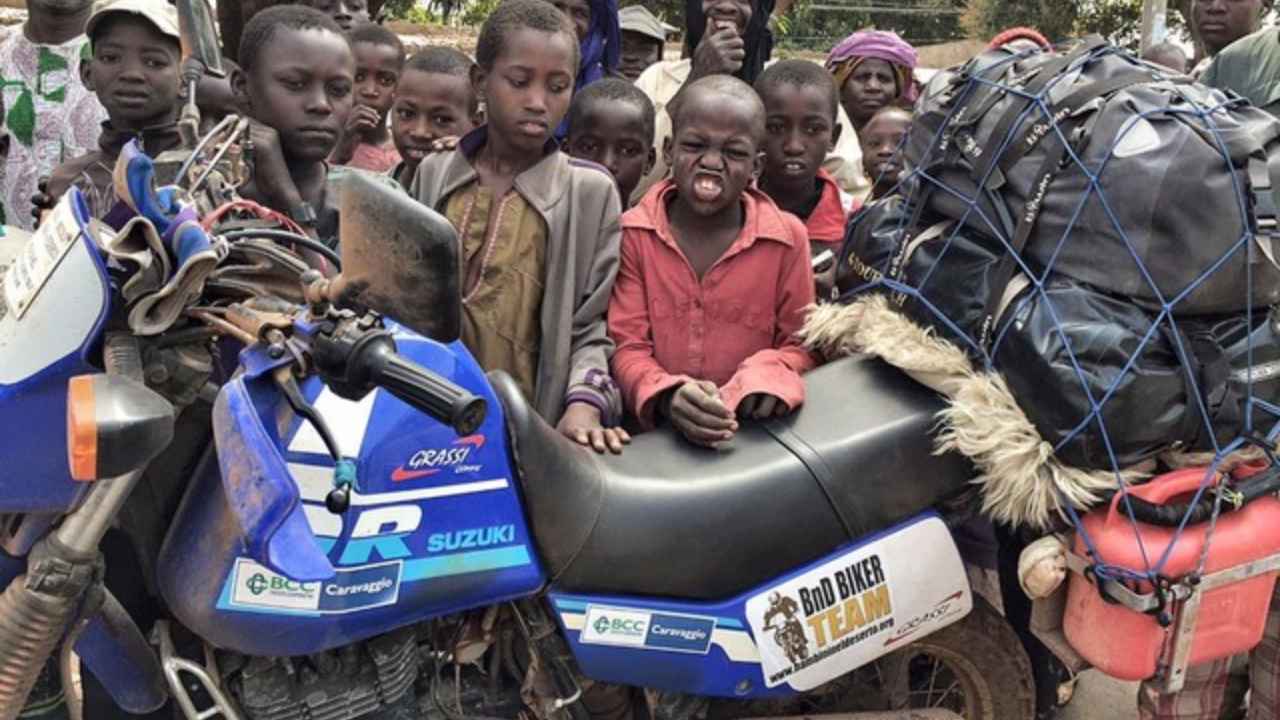 Una Fiat Multipla rosa alla "Dakar" per beneficienza: l'equipaggio ha ...