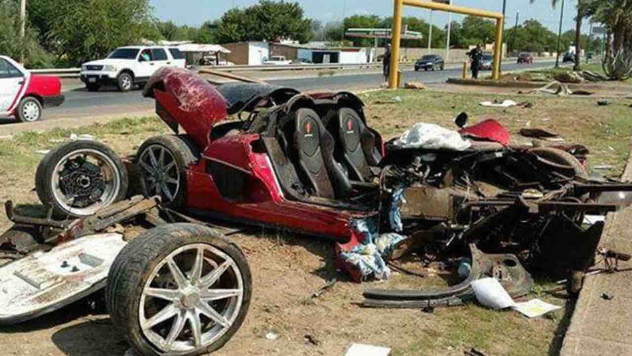 Incidente incredibile: 8 Ferrari distrutte in un colpo solo | Un danno ...