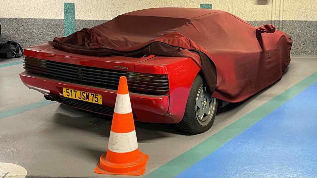Una Ferrari Testarossa "tragicamente" abbandonata in un garage per 20 ...