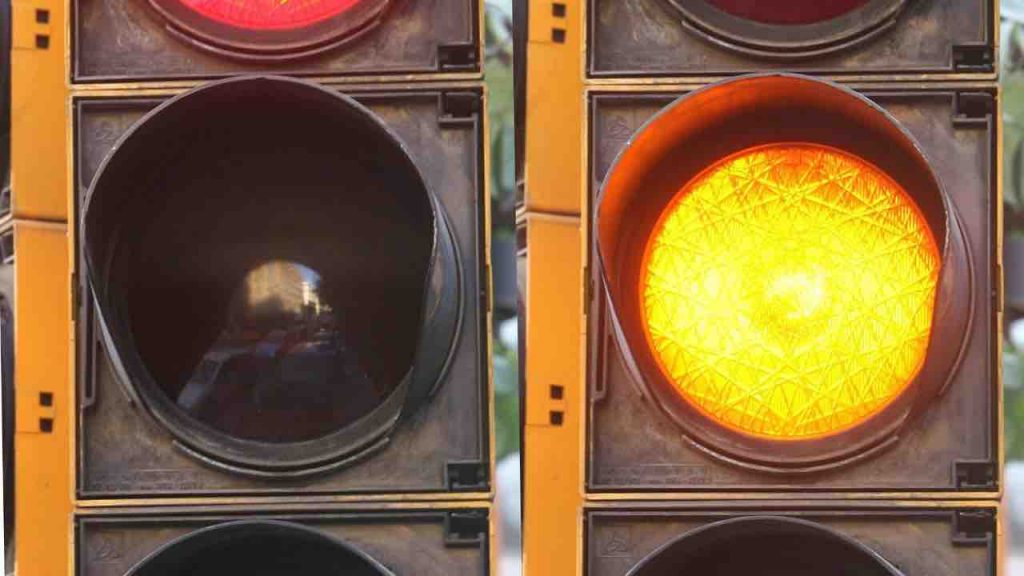 Si può attraversare l'incrocio col semaforo giallo? In pochi conoscono ...