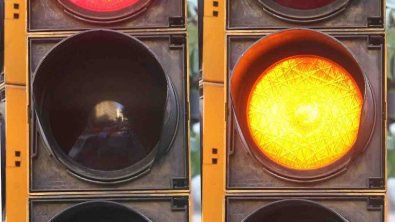 Si può attraversare l'incrocio col semaforo giallo? In pochi conoscono ...