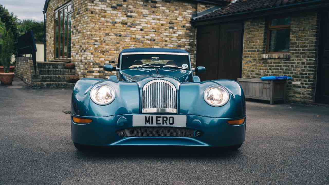 A metà tra una supercar ed un'auto d'epoca: l'asta dell'anno è iniziata ...