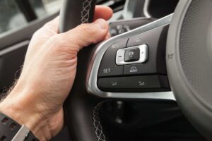 Cruise Control: come usarlo al meglio e ridurre lo stress di guida